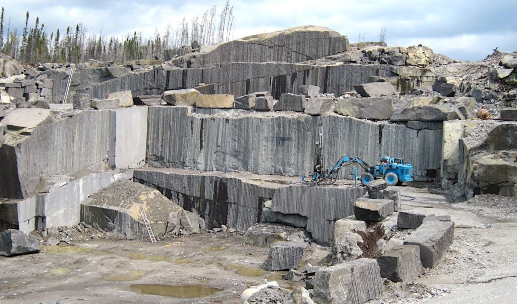 Kodiak Brown Quarry, QC, CAN - Polycor Inc.