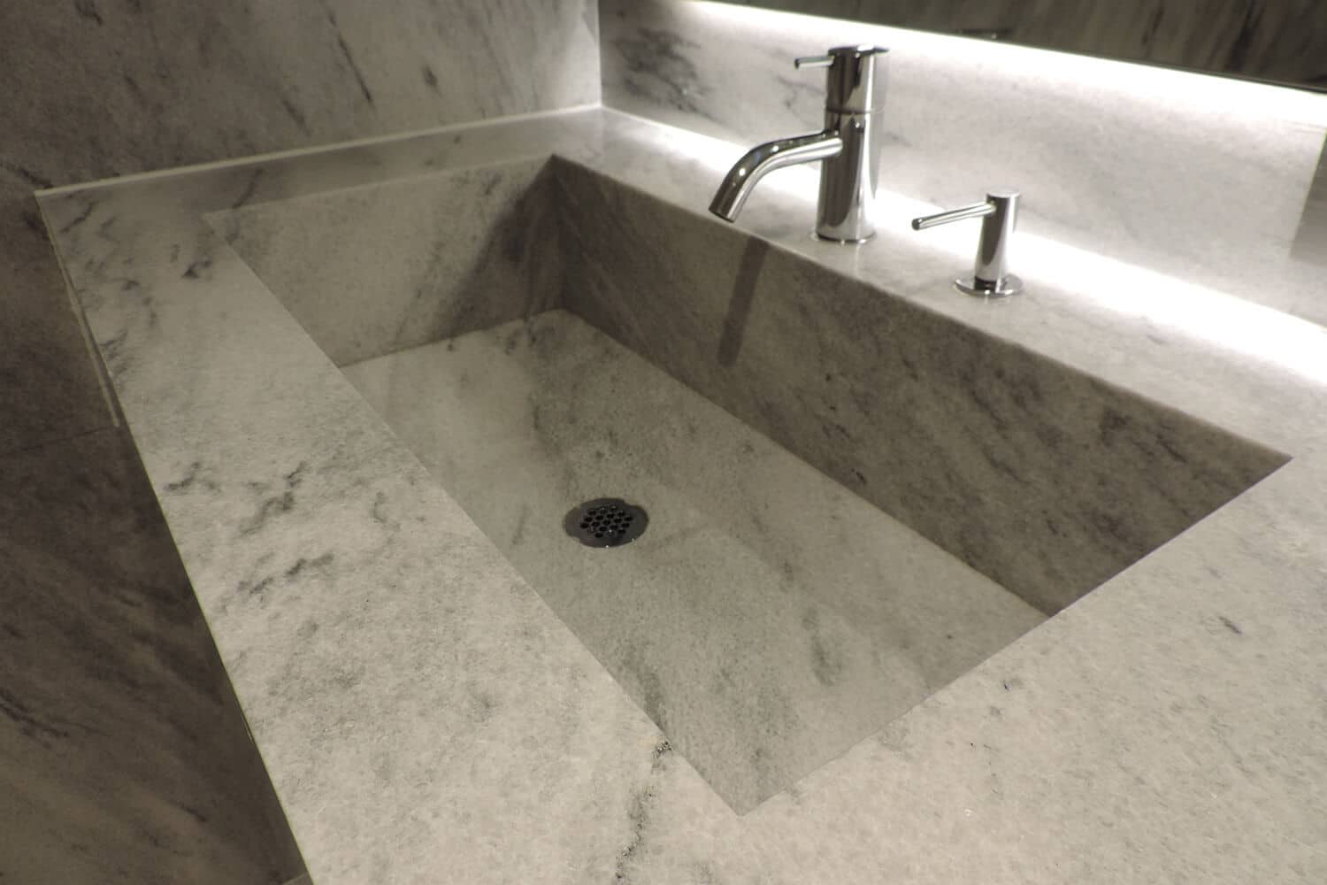 Minimal Marble Bathroom - Polycor Inc.