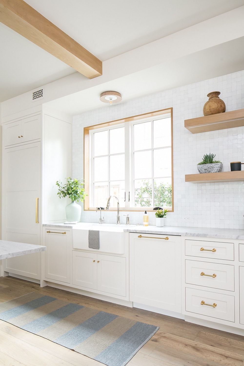 Transitional Beach House Kitchen - Polycor Inc.