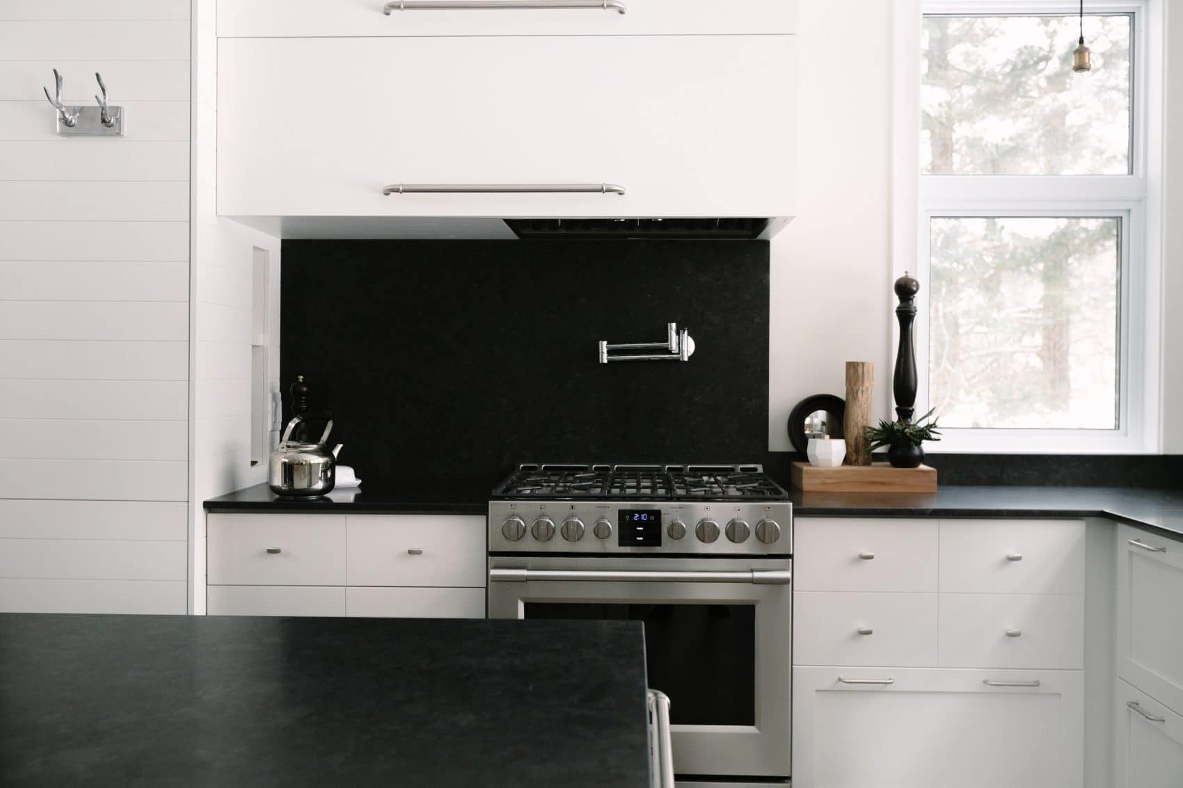 Sleek & Minimal Kitchen - Polycor Inc.