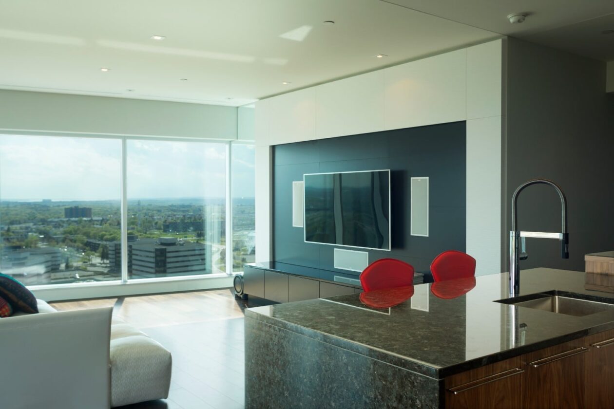 Sleek & Chic Quebec Kitchen - Polycor Inc.