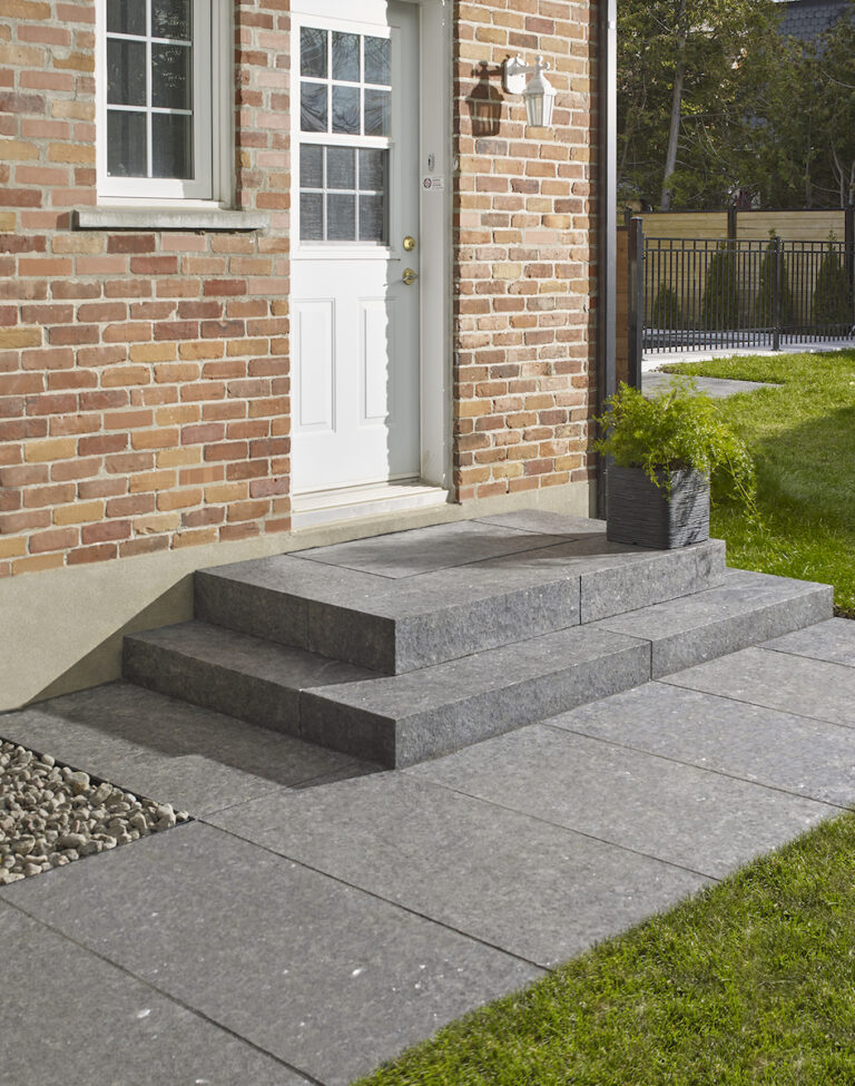 Two-Toned Granite Pool & Entry - Polycor Inc.