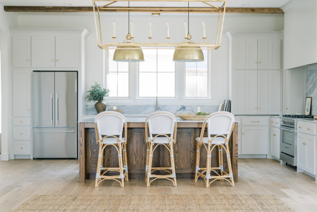 Luminous White Cherokee Kitchen - Polycor Inc.