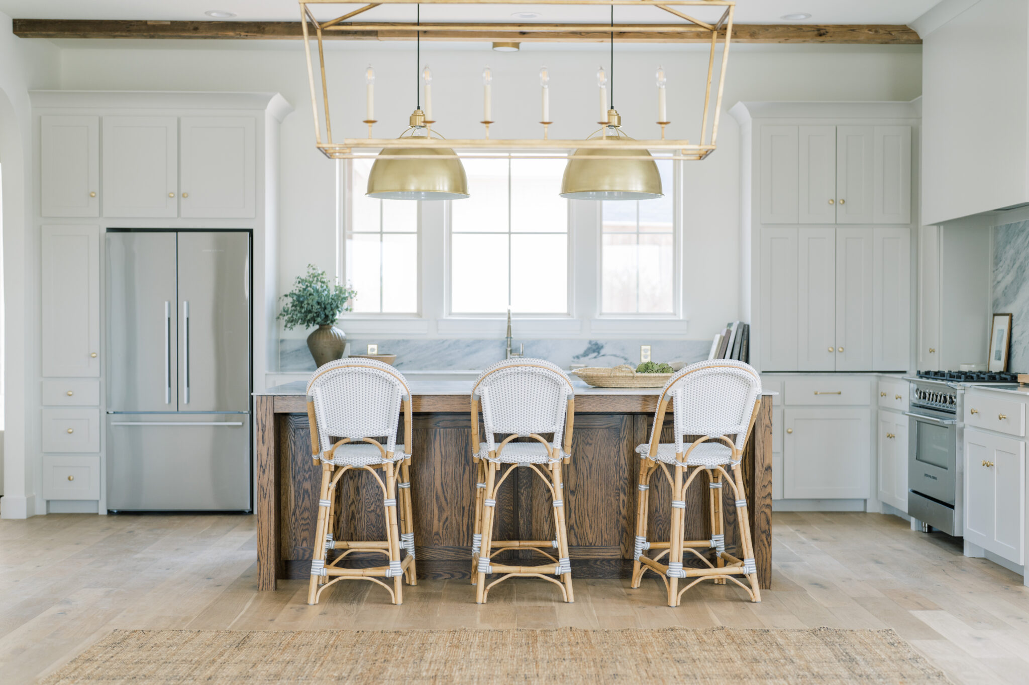 Luminous White Cherokee Kitchen - Polycor Inc.